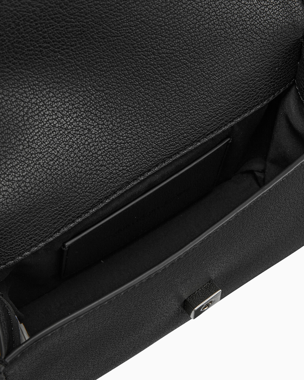 여성 CKJ 미니멀 모노그램 플랩 체인 숄더백 | black | Calvin Klein Korea