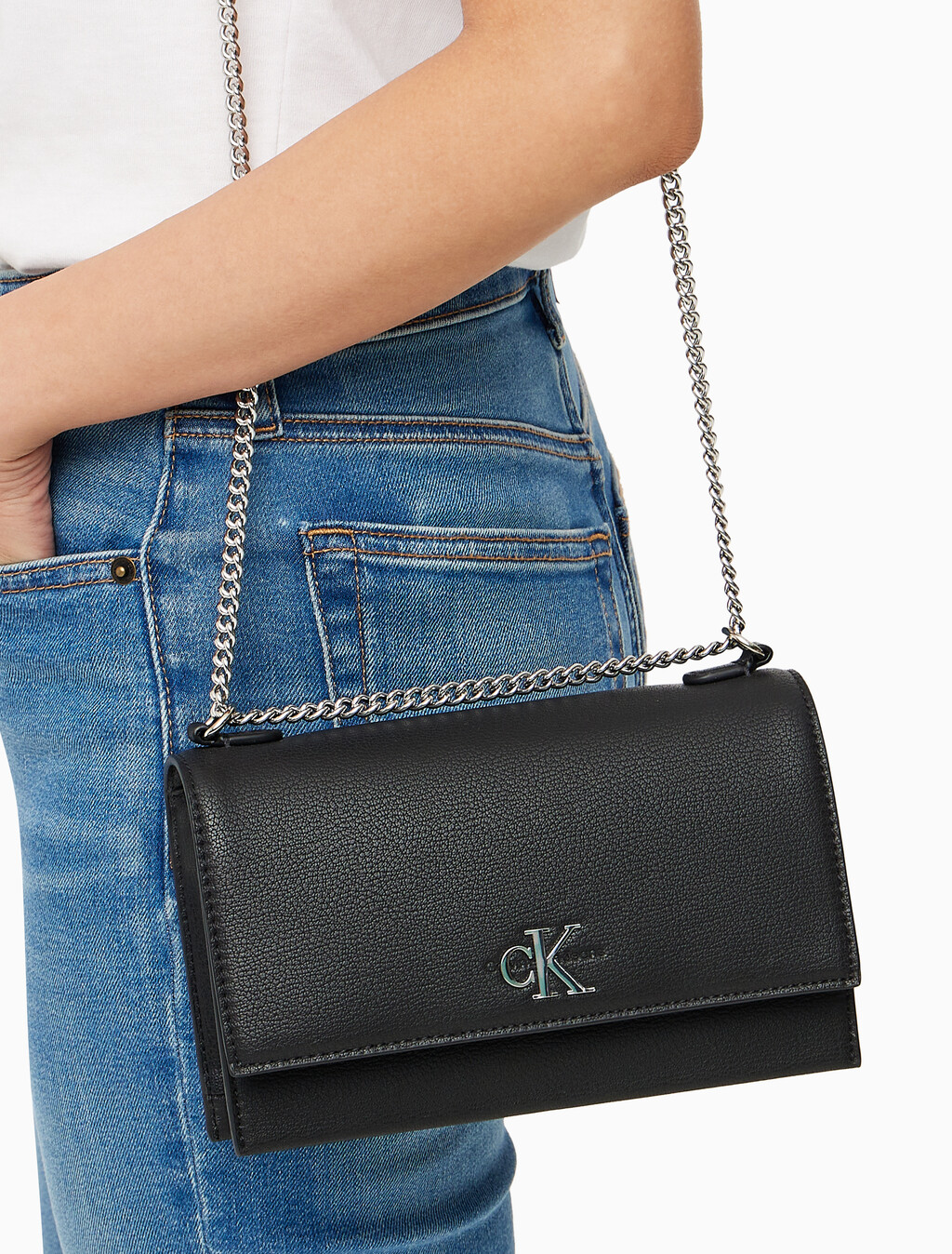 여성 CKJ 미니멀 모노그램 플랩 체인 숄더백 | black | Calvin Klein Korea